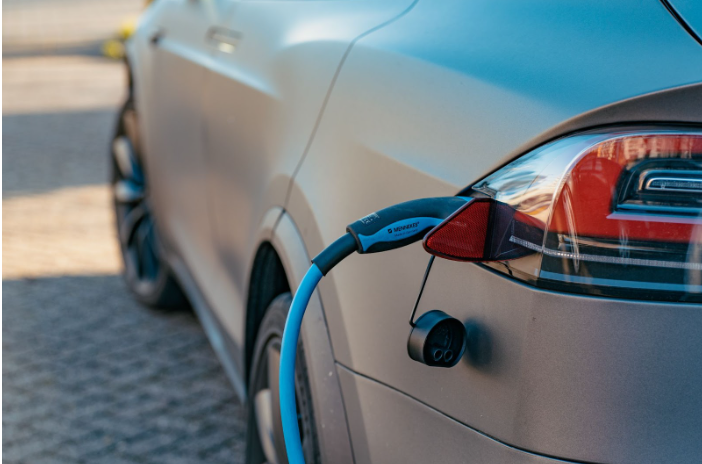 Powering Electric Vehicles with Solar: A Greener Drive Ahead - ENACT